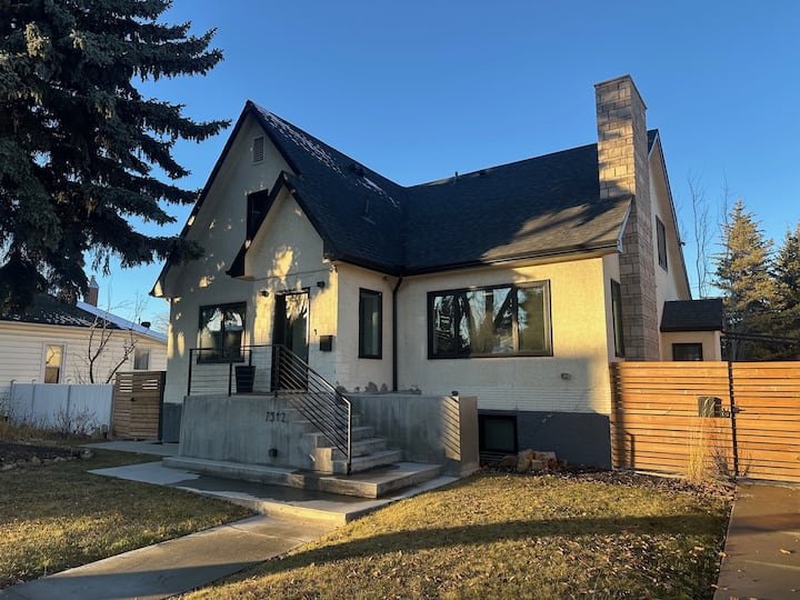 Outstanding 3-br Executive House With Hot Tub! - Edmonton