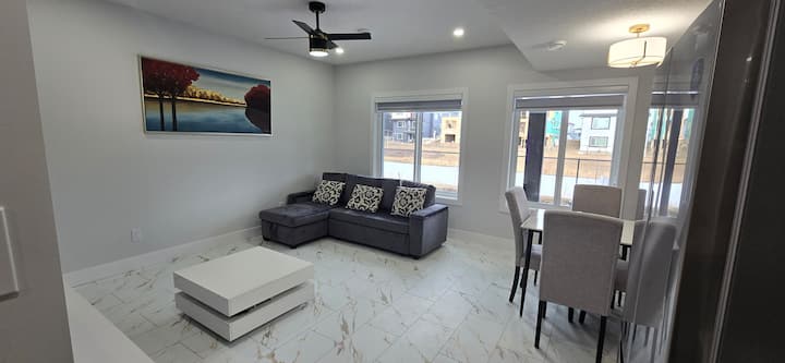 Luxury 2br Walkout Suite •Pond View • Near Airport - Beaumont