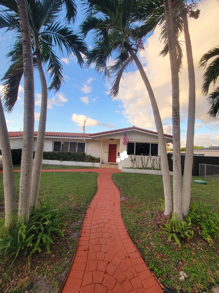 Modern Ceramic Retreat - Newly Remodeled 2br/2ba - North Miami Beach, FL