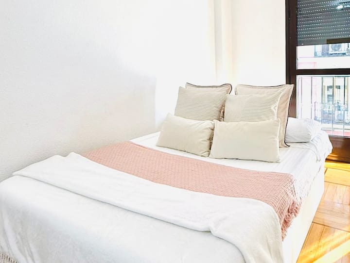 Stylish Apartment Steps From Gran Via. Ac And Wifi - Madrid