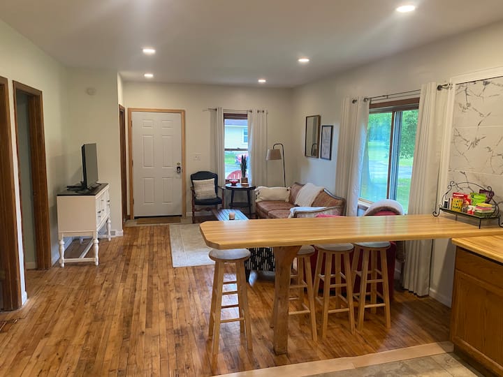 Charming Kingsford Stay - Niagara, WI