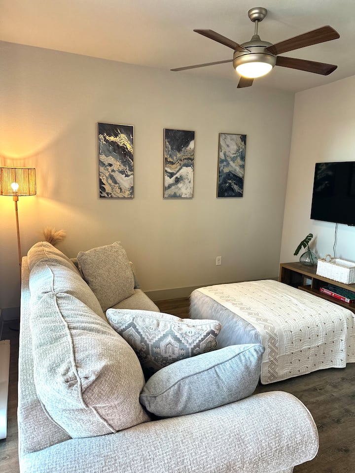 The Palm + Prairie Retreat - McKinney, TX