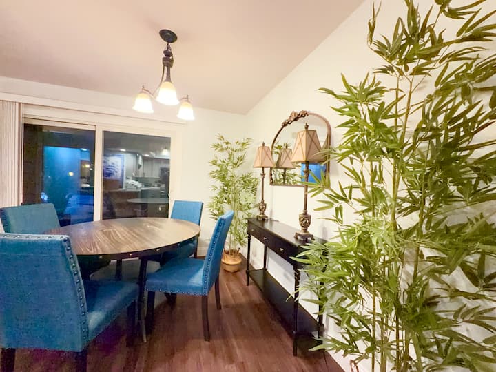 Cozy 2br Condo • Walk To Dt Bellevue •Free Parking - Bellevue, WA