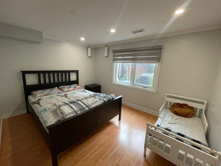 Private Room In A Villa - Brampton