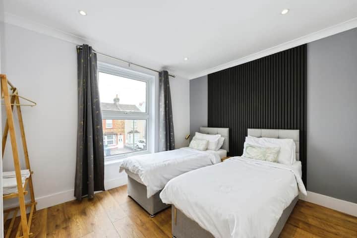 Redhill Home, Sleeps 5 People,2 Parkings - 레드힐