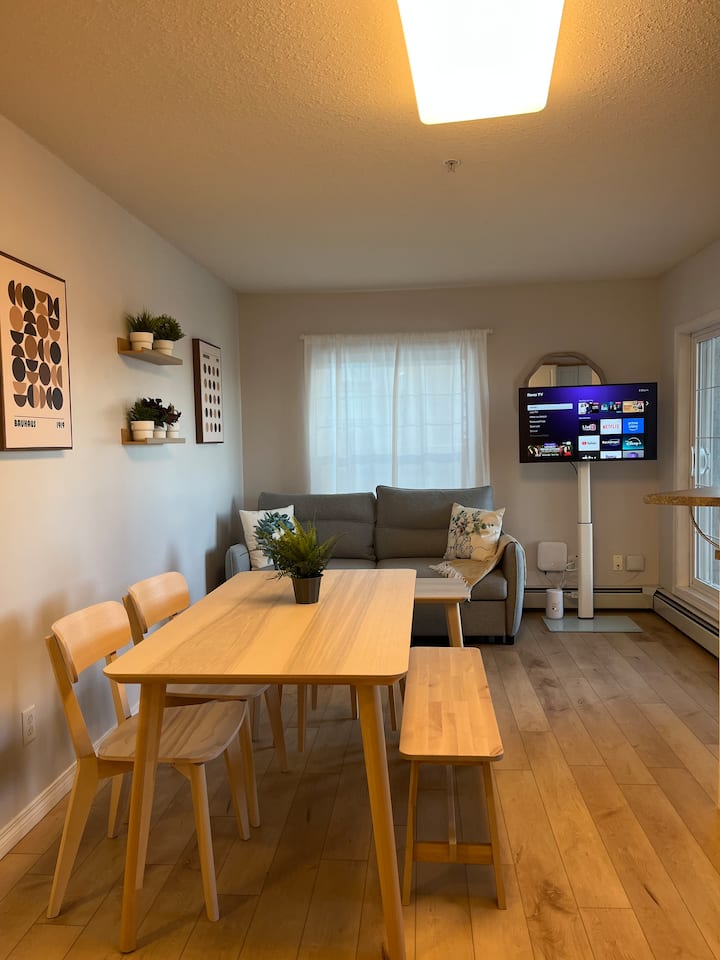 Downtown Riverside Soft Modern Stay - Canada