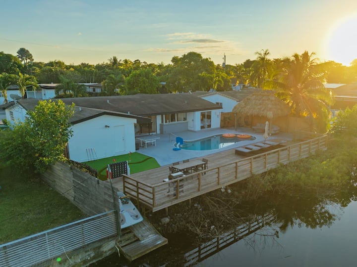 Waterfront Villa | 5 Min Aventura | Cool Amenities - The Bahamas