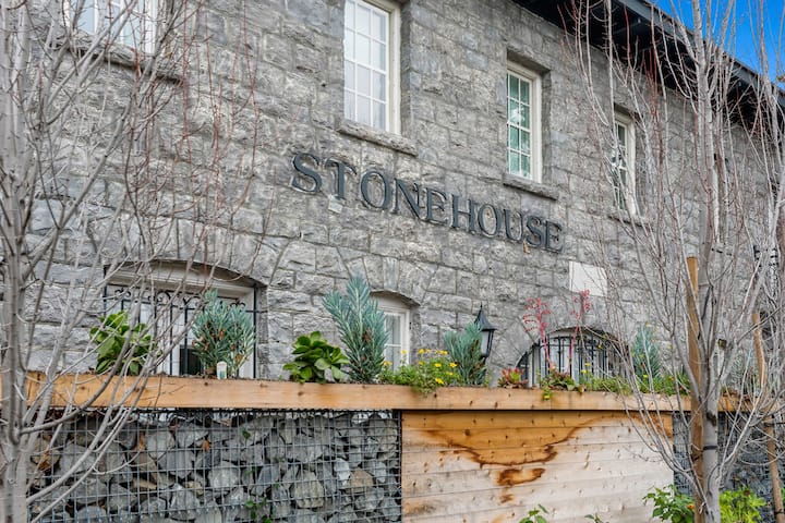 Valentine's Day Retreat • Chic King Room - Santa Rosa, CA