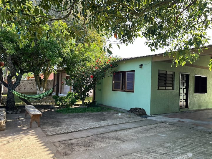 Casa 2 Dormitórios, Pátio Amplo E Garagem Coberta. - Tramandaí