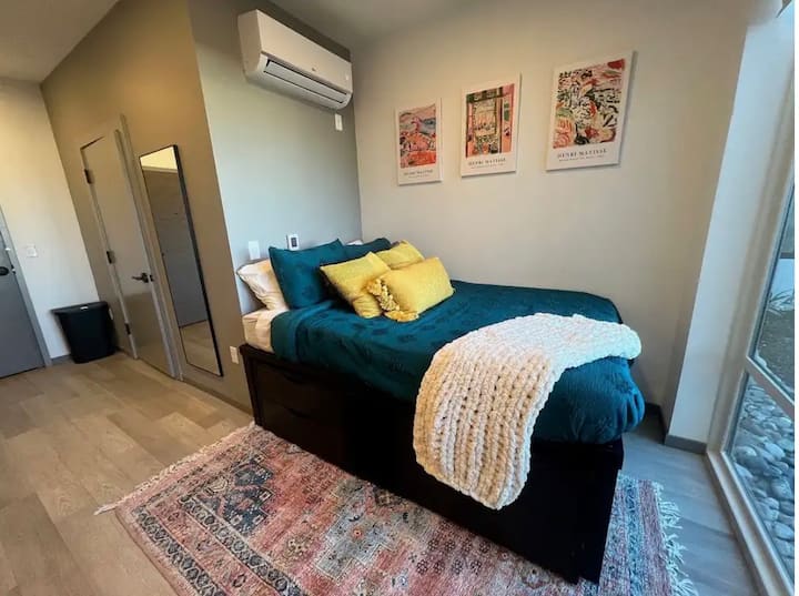 Modern Texas Studio Comfort Vibe… - Fairmount-Southside Historic District - Fort Worth
