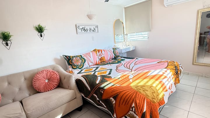 Orange Door Boho W/ King Bed. Near Dorado & Cataño - Levittown