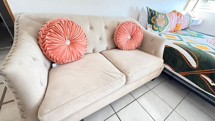 Orange Door Boho Con Hermosa Cama King - Levittown