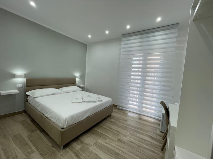 Camera Con Frigo Bollitore Cassaforte Tv Wi-fi - Crotone