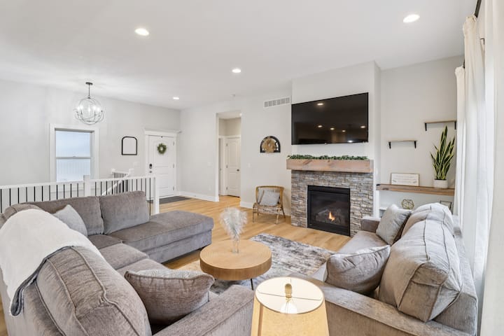 Large 4 Bedroom With Game Room & Private Office! - Altoona, IA