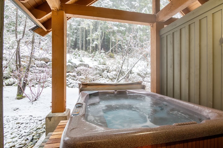 Mountainside 3br: Private Hot Tub, True Ski-in/out - Canada