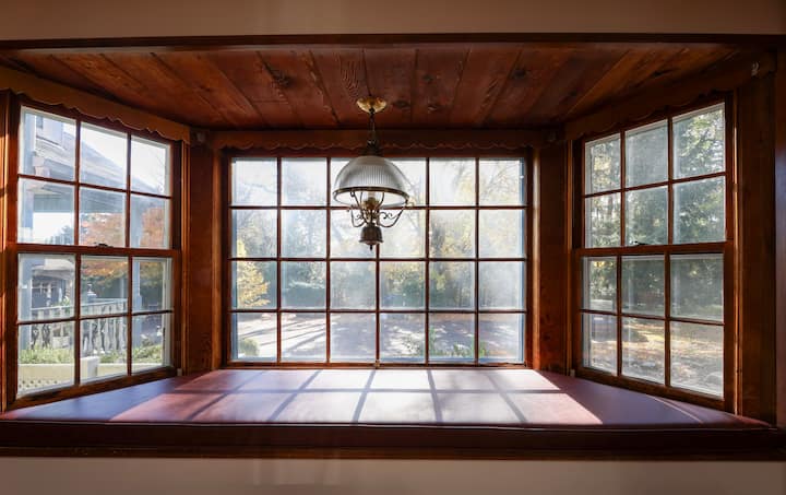 Long Island Nature Retreat + Peloton + Shared Pool - Port Washington, NY