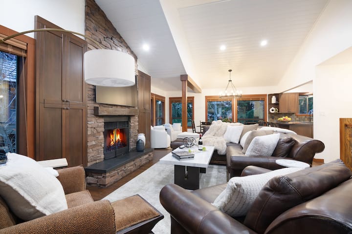 5br/3ba: Ski In/out Mountain Chalet W/ Private Ht - Whistler Blackcomb