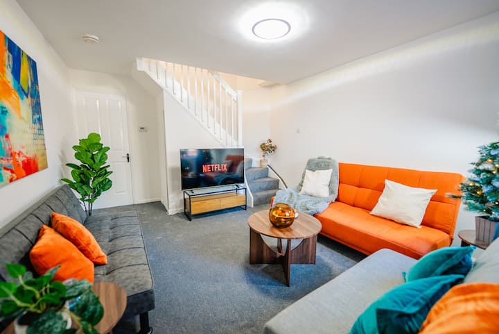 2 Bedroom Colourful Modern House With Free Parking - Cardiff