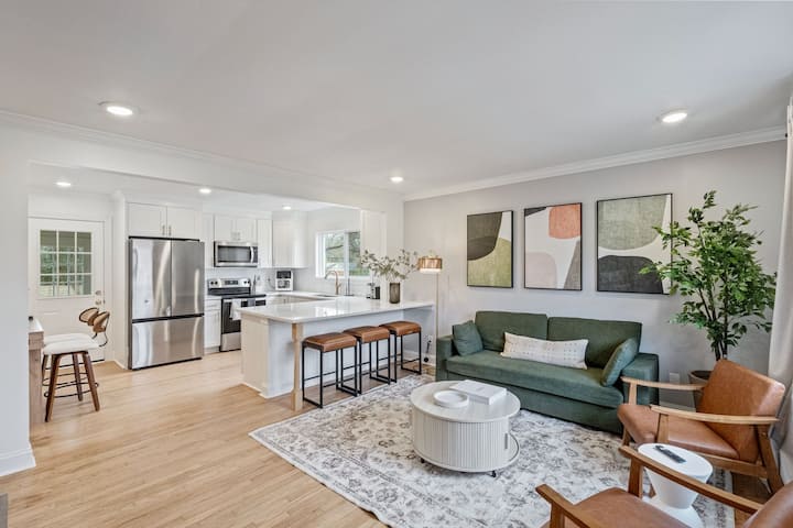 Modern Retreat With Hot Tub & Cozy Comfort - Charlotte, NC