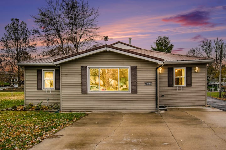 Waterside Retreat With Hot Tub - Ligonier, IN