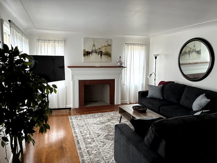 Tudor In Boardman, Sleeps 8, Ysu, Fairgrounds, Ev1 - Youngstown, OH