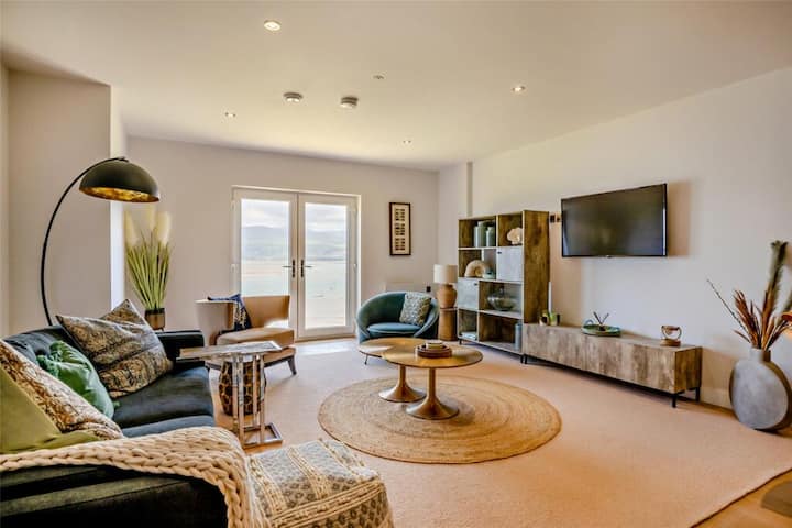 Luxury 2-bed Apartment With Panoramic Sea-views - Beaumaris