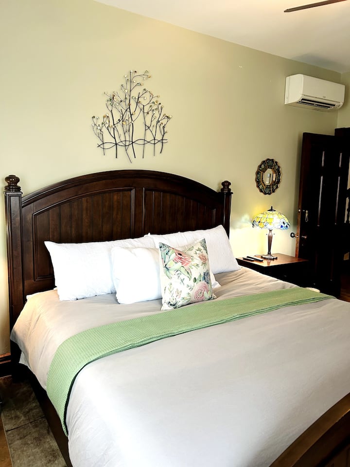 King Room • Breakfast Included - Conshohocken, PA