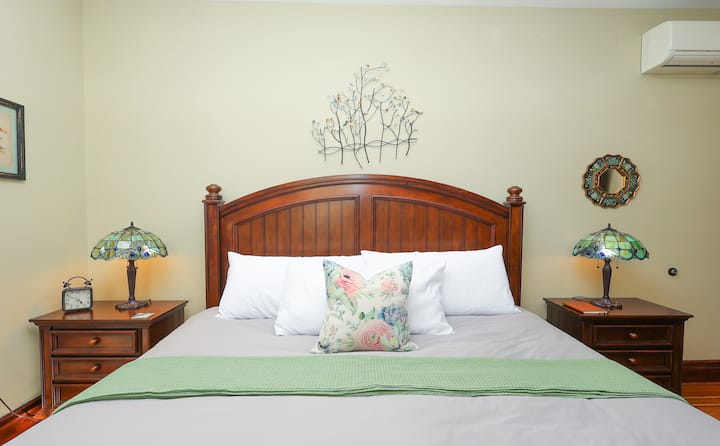 Willough Bed+breakfast | King Room - King of Prussia, PA