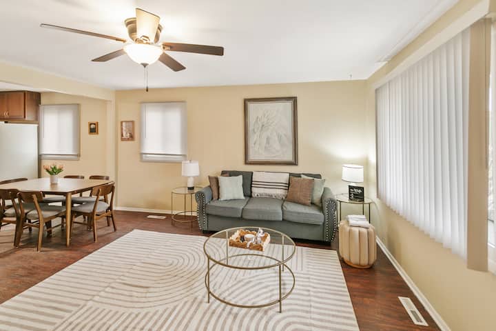 Bright 3 Bedroom Family Retreat With Fenced Yard! - Waukegan, IL