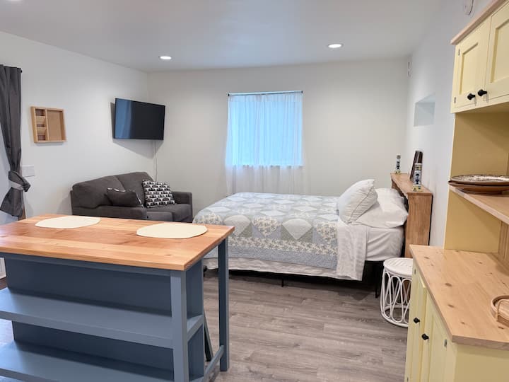 Bright & Cozy Studio Apartment In Central Homer - Homer, AK