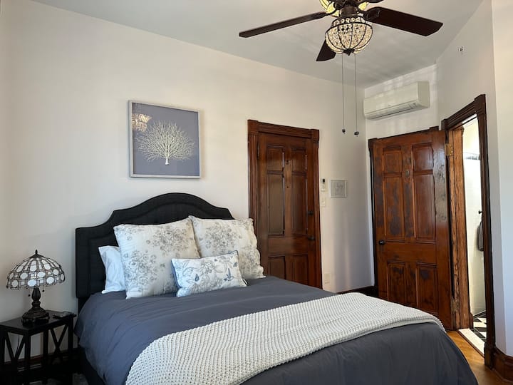 Queen Room • Breakfast Included - Conshohocken, PA