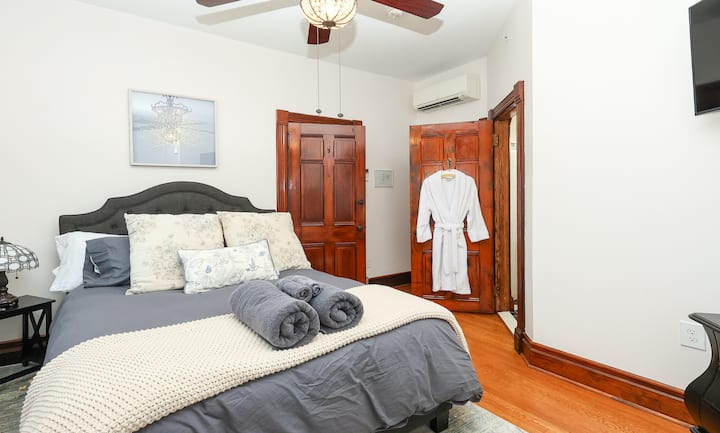 Willough Bed+breakfast | Queen Room - Conshohocken, PA