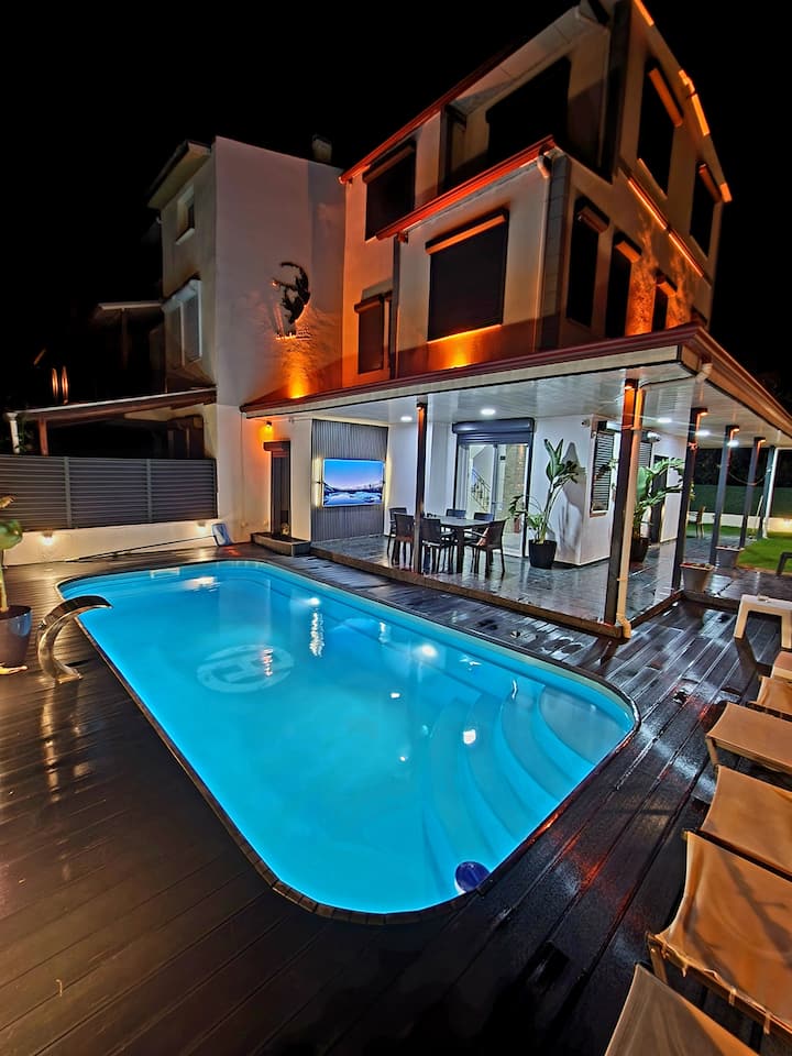 5+1müstakil Girişli Denıze 300 Metre Havuzlu Villa - Seferihisar