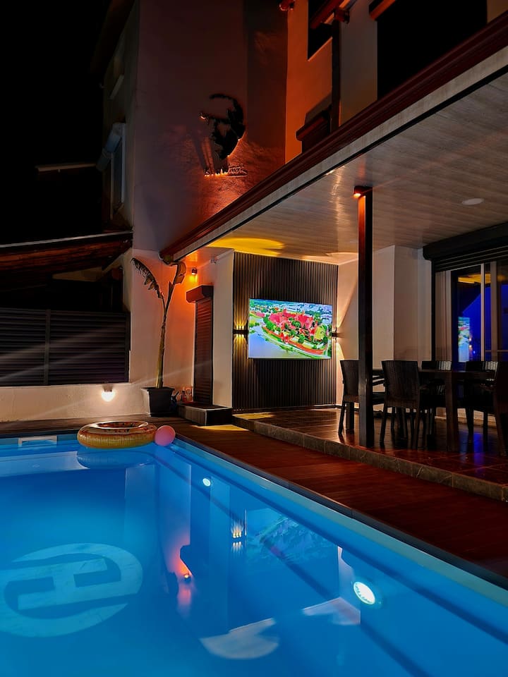 5+1müstakil Girişli Denıze 300 Metre Havuzlu Villa - Seferihisar