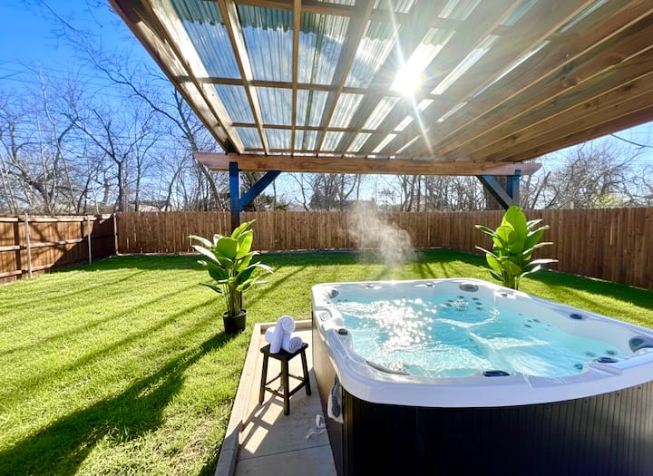 Stylish Home With Massage Chair | Hot Tub, Kitchen - Geronimo, Oklahoma City