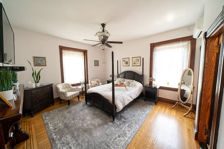 Poster Bed Queen Room • Breakfast Included - Conshohocken, PA