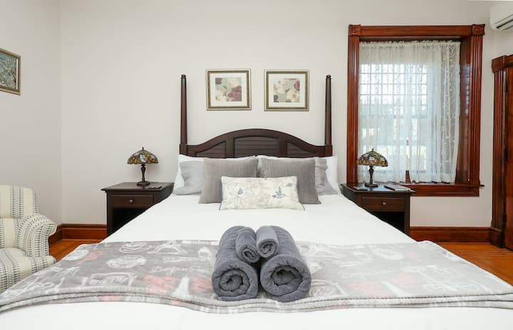 Willough Bed+breakfast | Poster Bed Queen Room - King of Prussia, PA