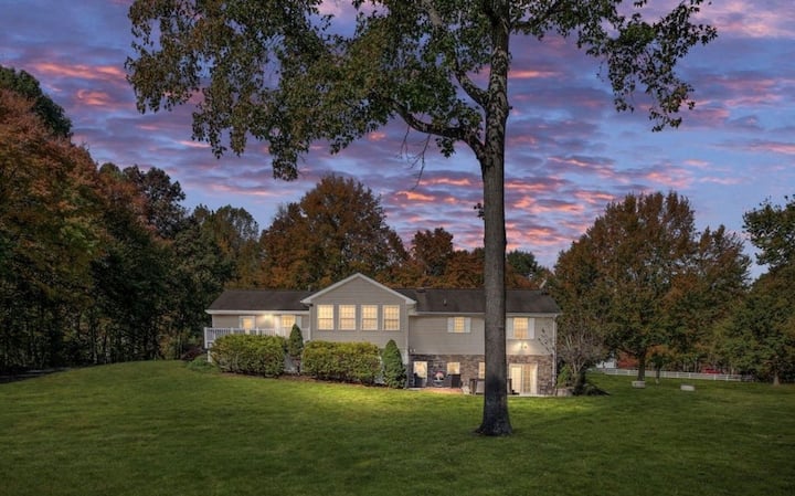 Lakefront Luxury On Lake Anna – Pet Friendly - Lake Anna, VA