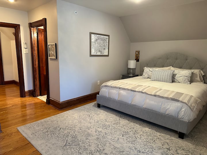 King Room • Breakfast Included - Conshohocken, PA