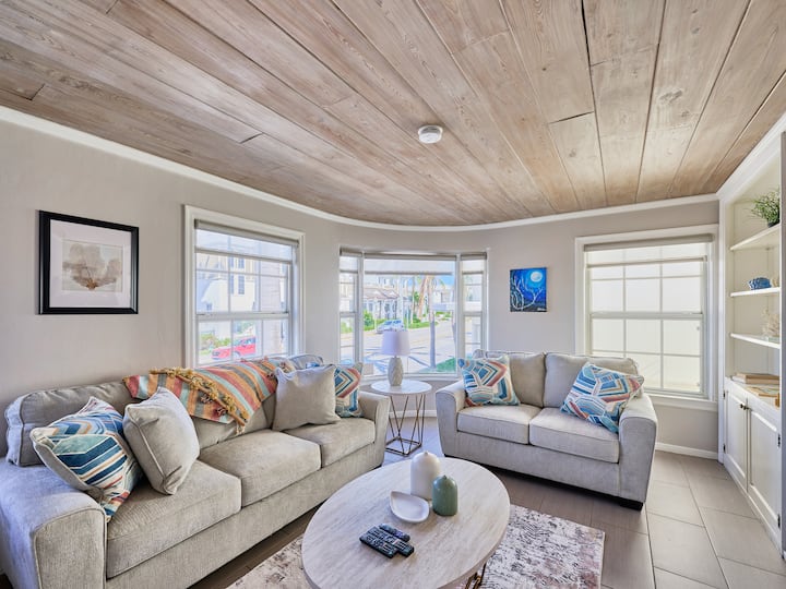 Sunny Retreat Steps From The Beach! - Delray Beach, FL