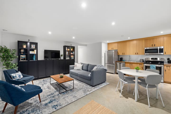 Modern Industrial Suite In Lynn Valley - North Vancouver