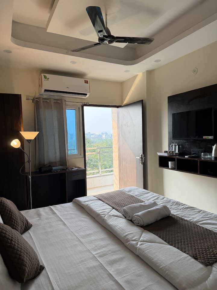 Half-day | Premium 4bhk • Spacious & Private Stay - Ghaziabad