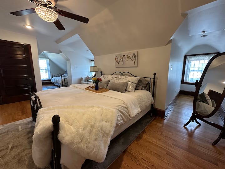 King+ Queen Room• Breakfast Included - Conshohocken, PA