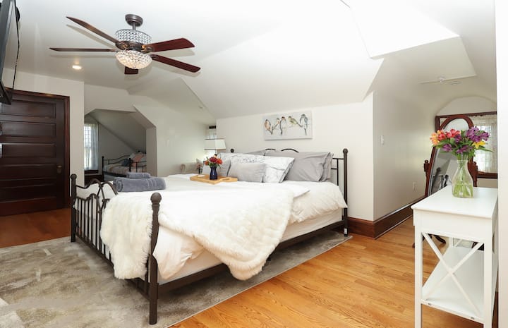 Willough Bed+breakfast | King And Queen Room - King of Prussia, PA