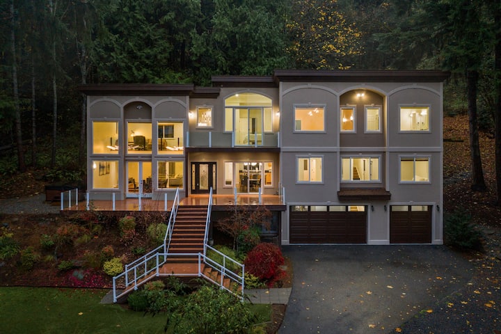 Custom Lakehouse With Tons Of Amenities! - Sammamish, WA