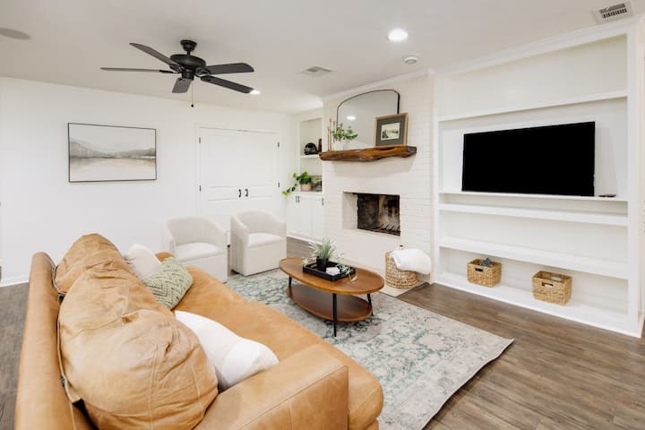 Oak's Retreat: Family + Pet Friendly + Game Room - College Station, TX