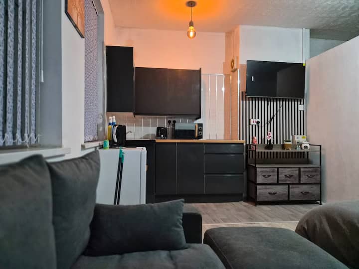 Modern Comfortable Studio Apartment - Stockport