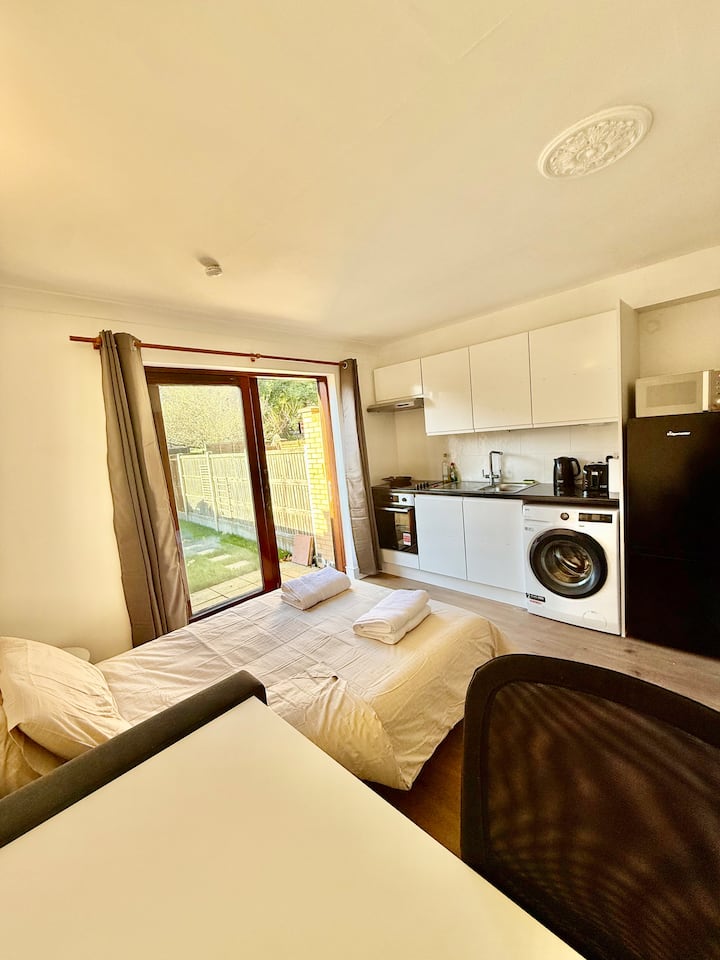 Elegant Studio In E2 With Private Garden & Parking - Londra