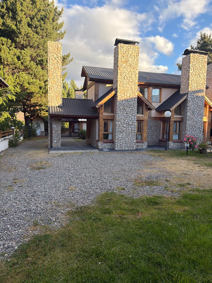 Hermosa Cabaña Con Pileta En Esquel. - Esquel