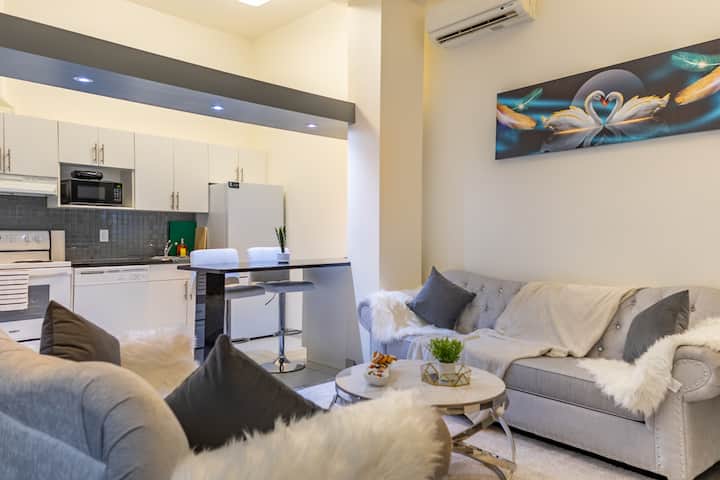 Modern Downtown Suite By Canada Life Centre - Winnipeg